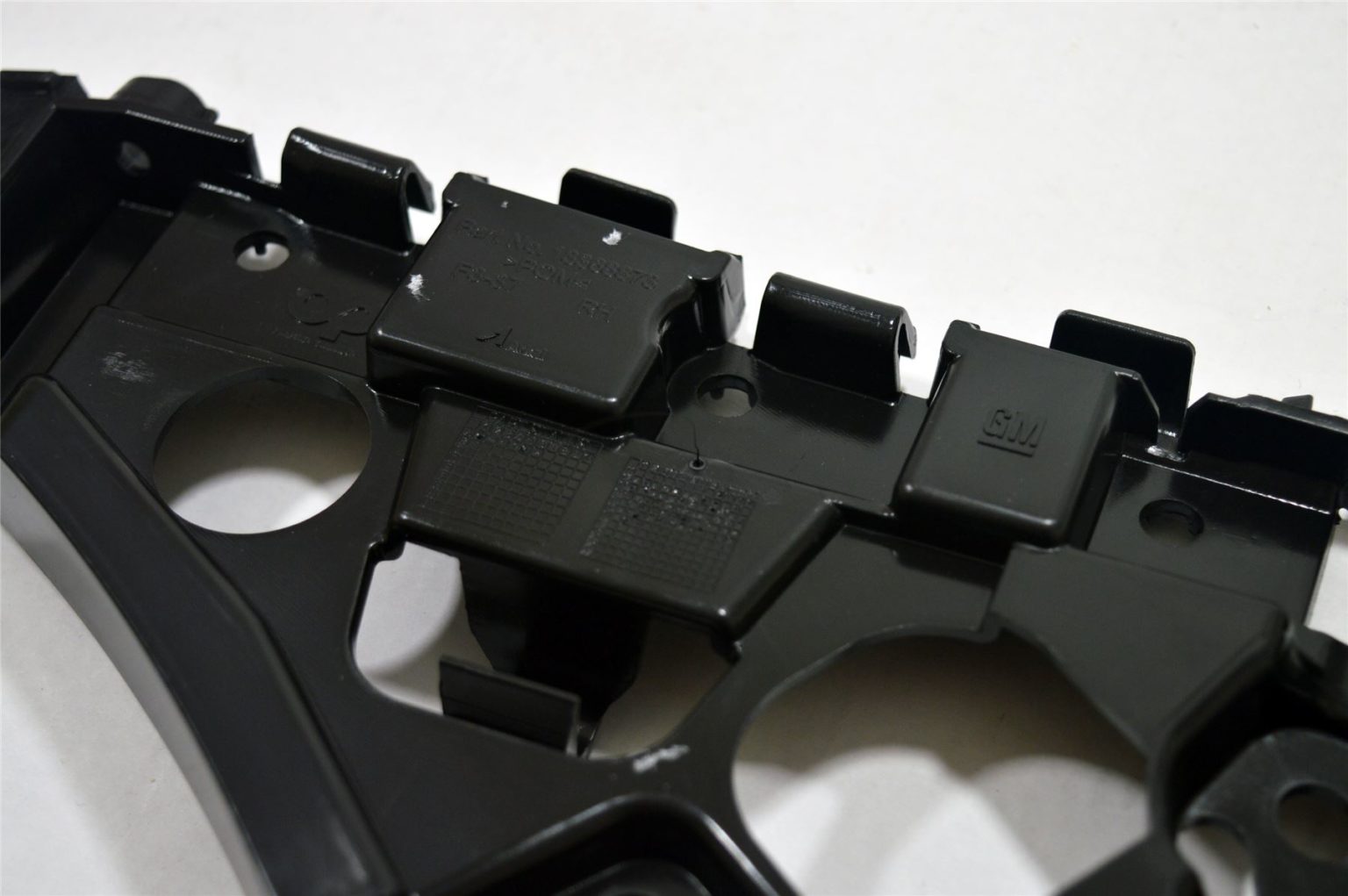 LSC 13368873 : GENUINE RHS Front Bumper to Wing Bracket / Guide Rail ...